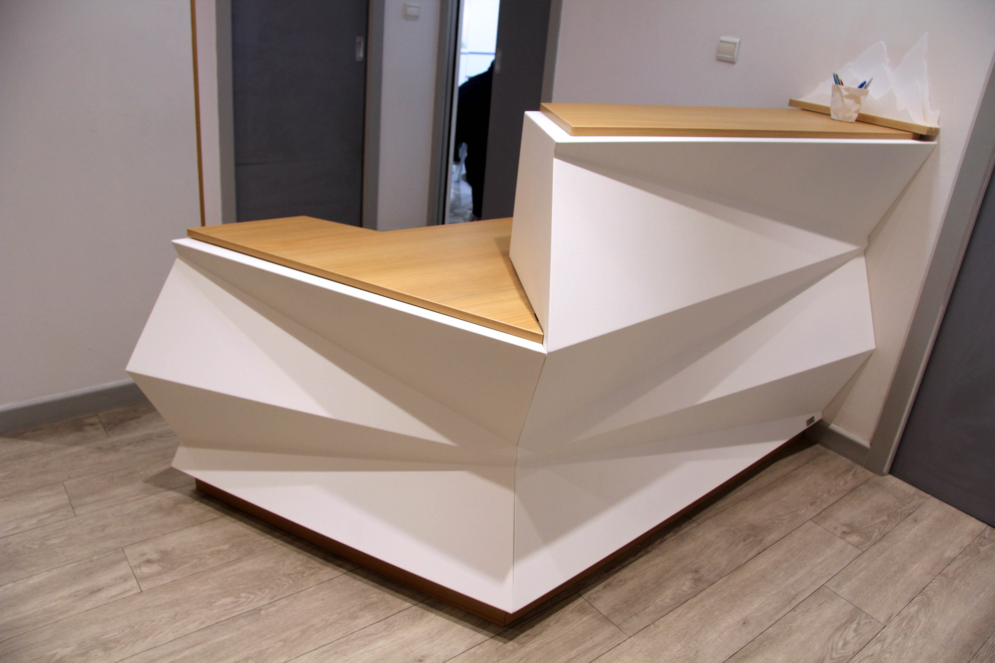 Fabrication sur mesure d'une banque d'accueil en métal - ZHED